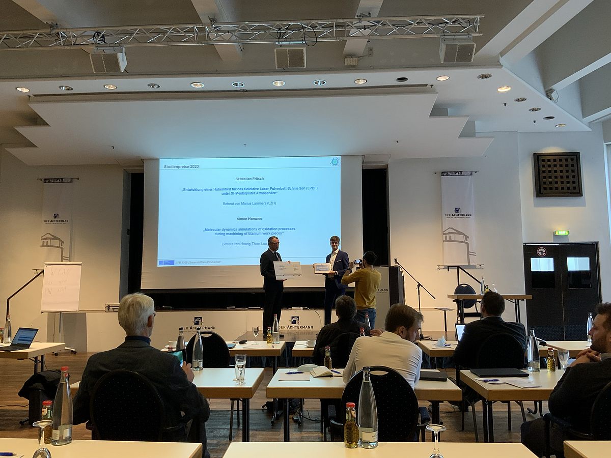 Simon Homann auf SFB-Klausurtagung 2021 mit Studienpreis ausgezeichnet